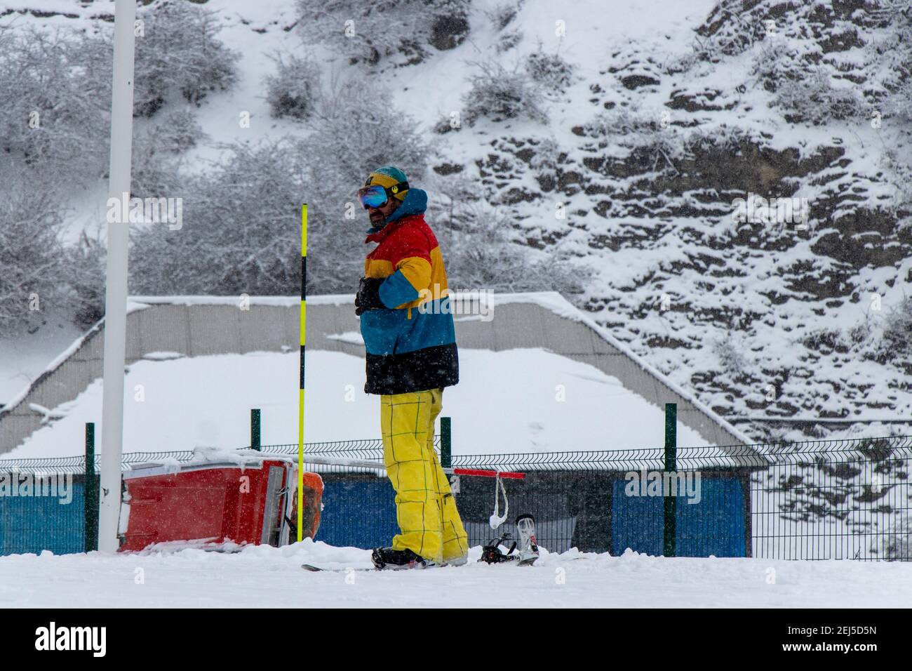 Snowboarder in the Caucasus mountains in winter. Snowy day in Tufandag ...