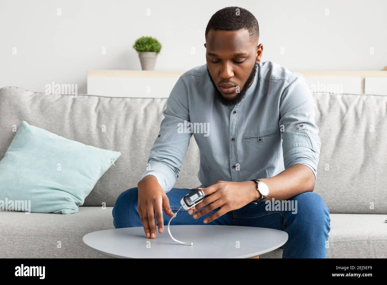 African american pulse oximeter hi-res stock photography and images - Alamy
