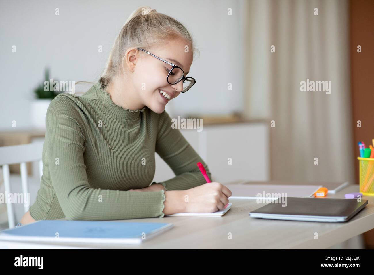 Teen typing at computer girl hi-res stock photography and images - Alamy