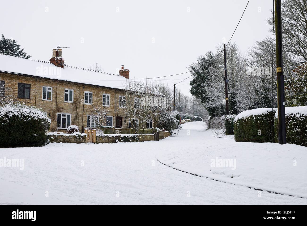 English village snow scene hi-res stock photography and images - Alamy