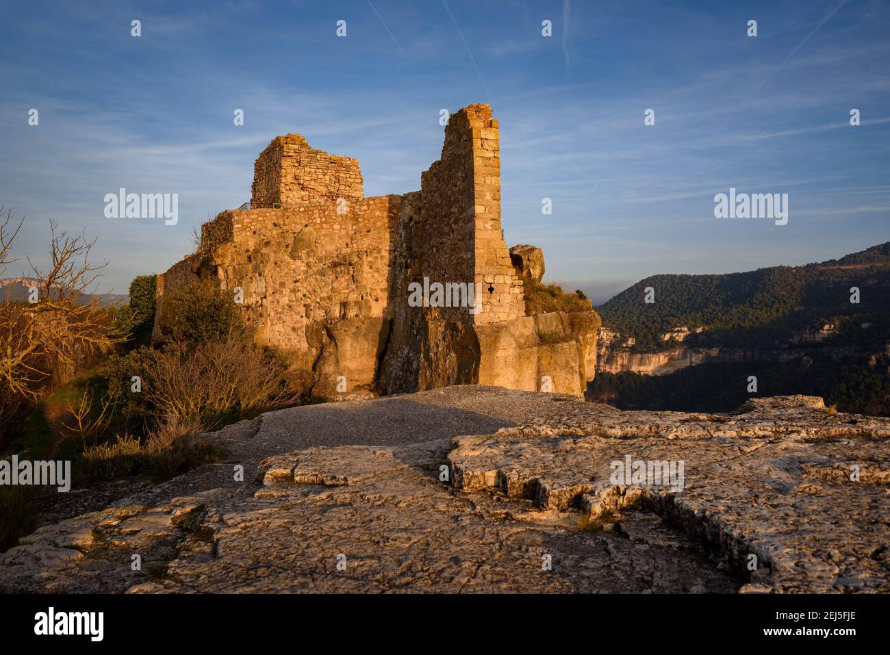Famoso castillo medieval hi-res stock photography and images - Alamy