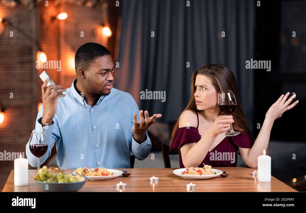 Couple on mobile phone arguing hi-res stock photography and images - Alamy
