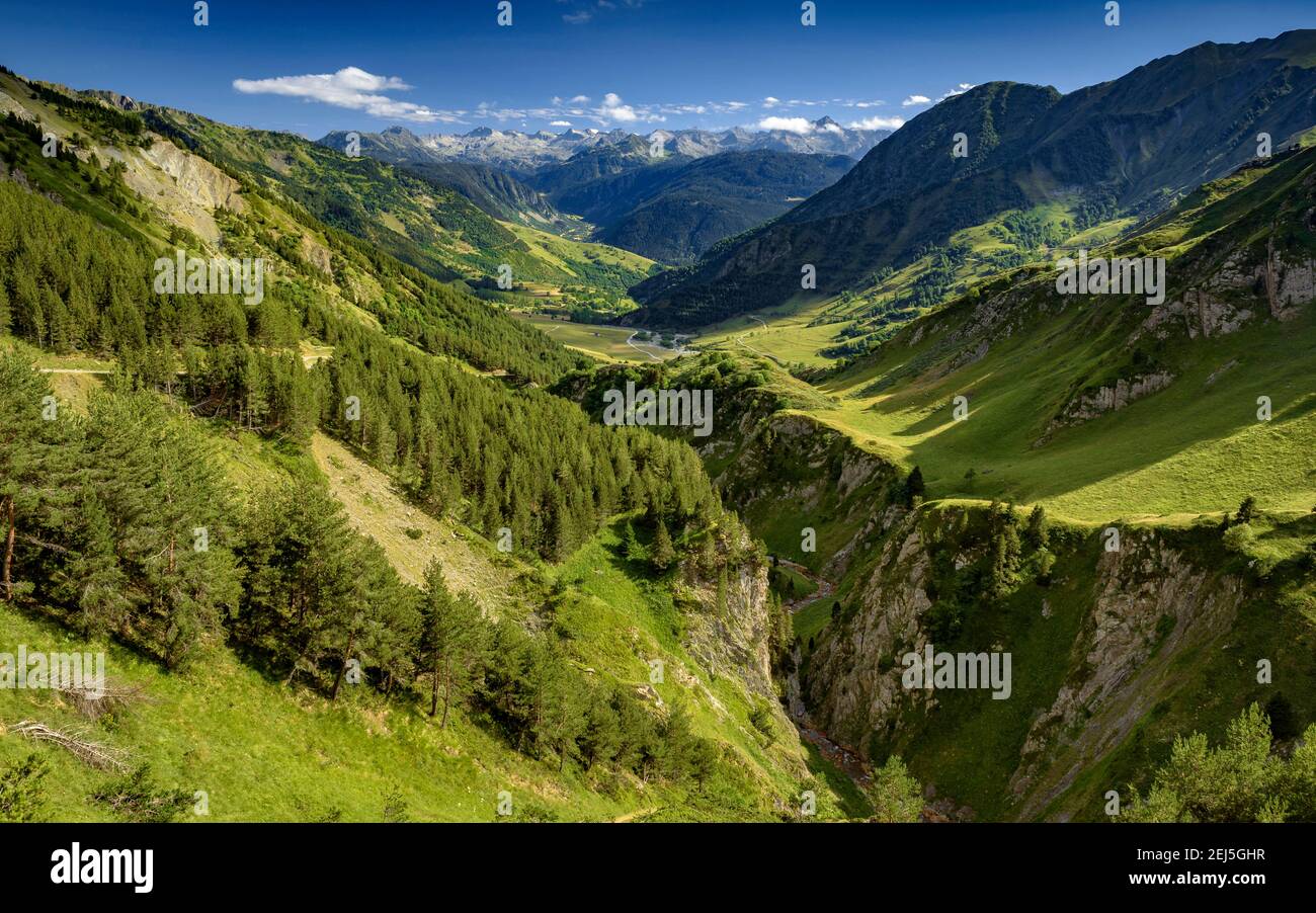 Valley of the river Unhòla. In the background, the Aran Valley and the ...