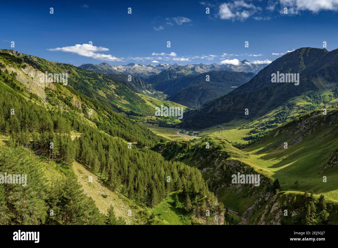 Valley of the river Unhòla. In the background, the Aran Valley and the ...