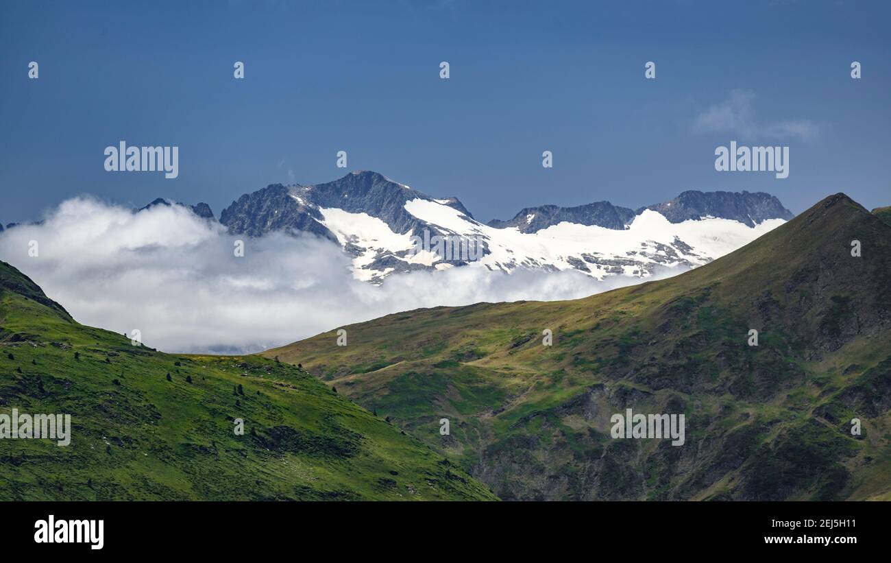 Views of Aneto and Maladetas range viewed from the path to Maubèrme ...