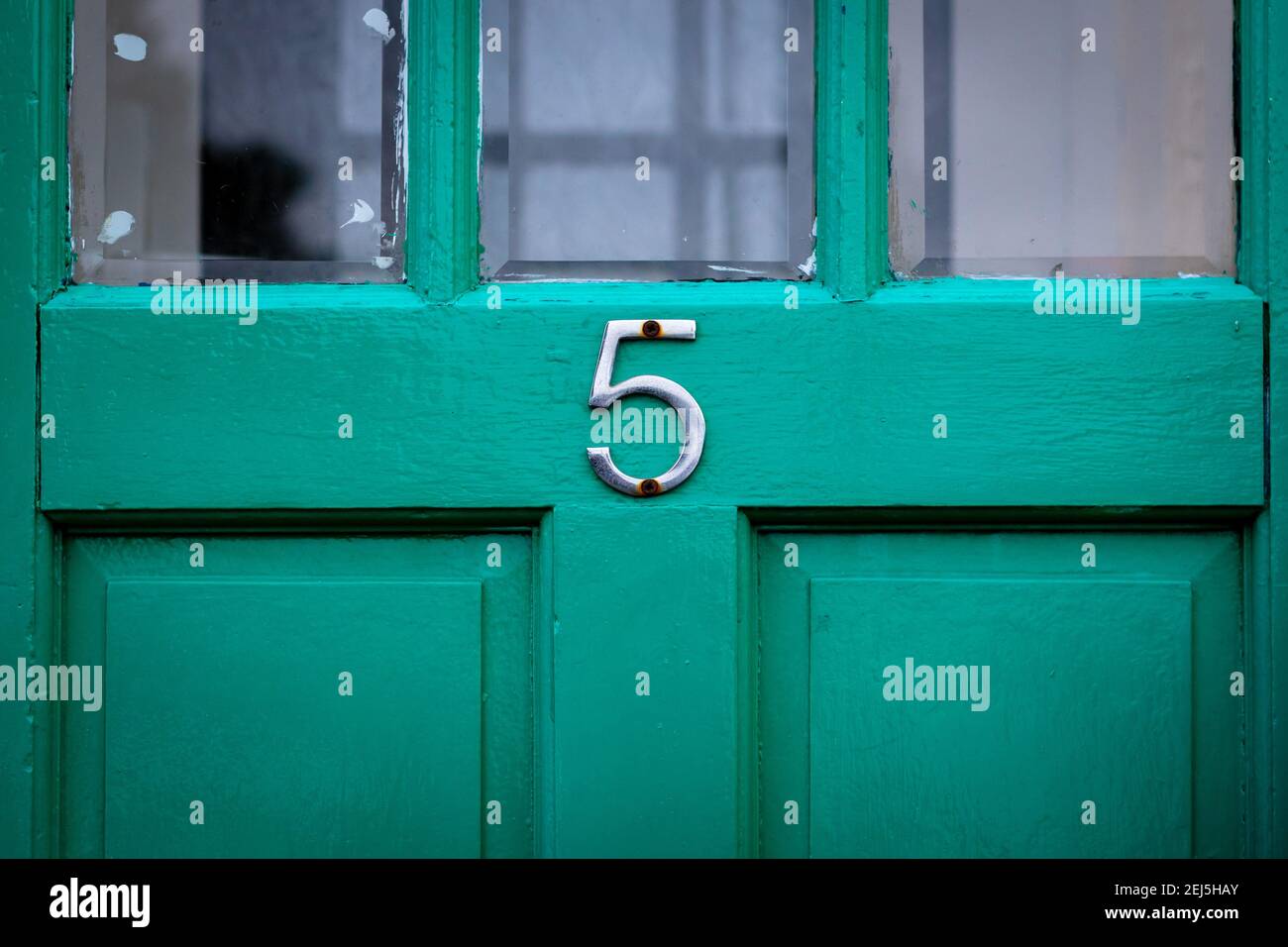 House number 5 on a green wooden front door Stock Photo - Alamy