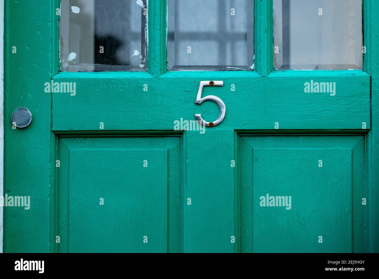 House number 5 on a green wooden front door Stock Photo - Alamy