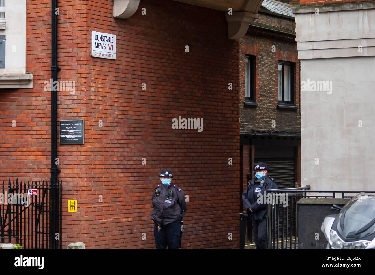 MARYLEBONE, LONDON, ENGLAND- 17 February 2021: Police officers guarding ...
