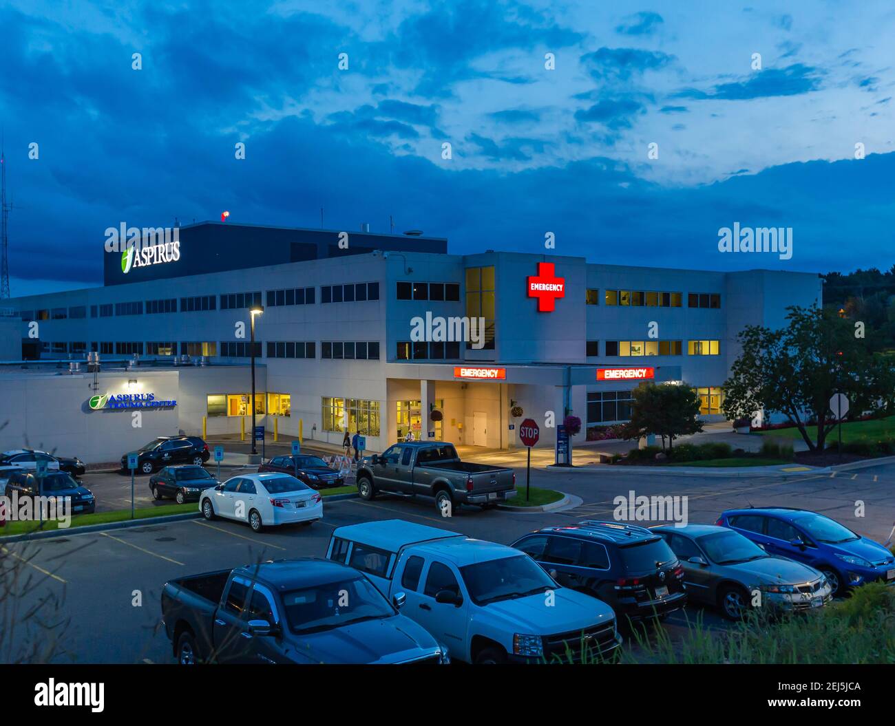 Hospital emergency trauma center entrance sign hi-res stock photography ...