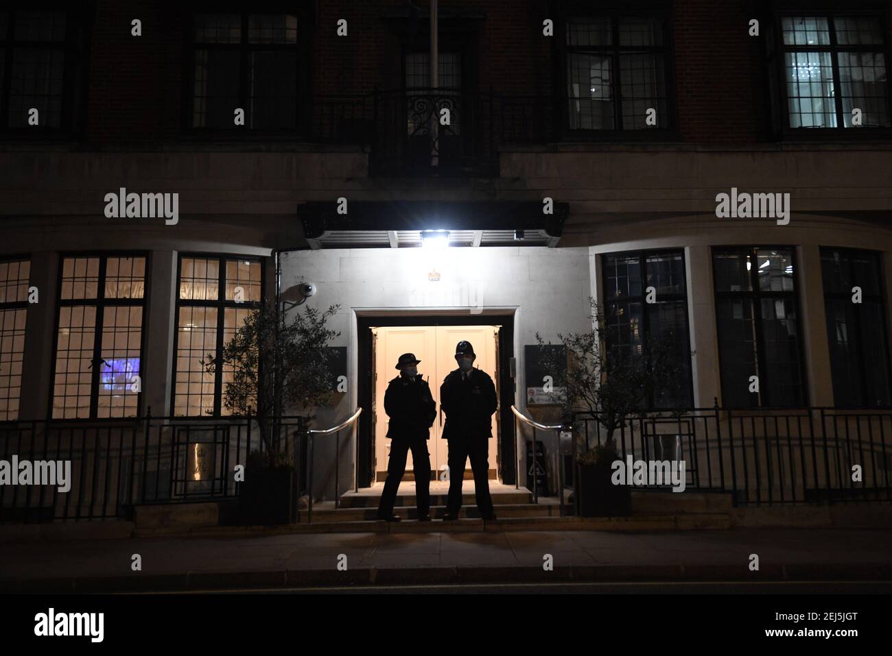 Police officers outside king edward vii hospital hi-res stock ...