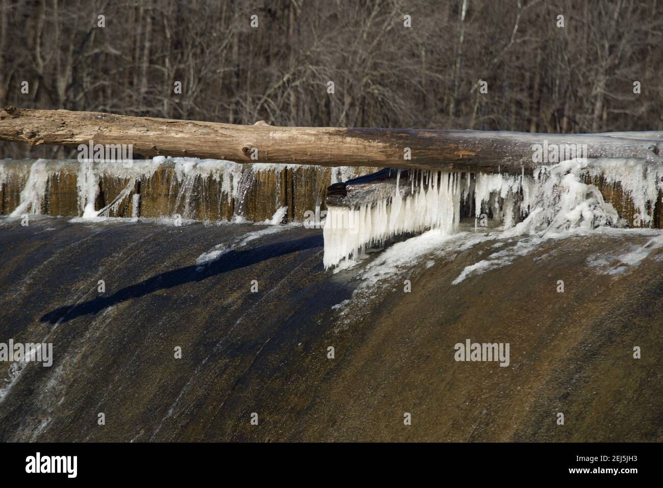 Icicles on log hi-res stock photography and images - Alamy