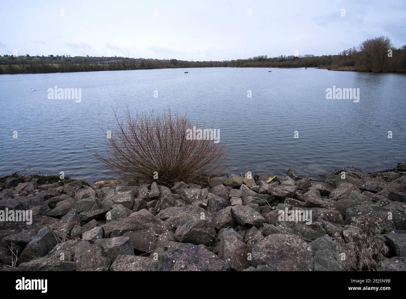 A view of the reservoir and causeway at Daventry Country Park Stock ...