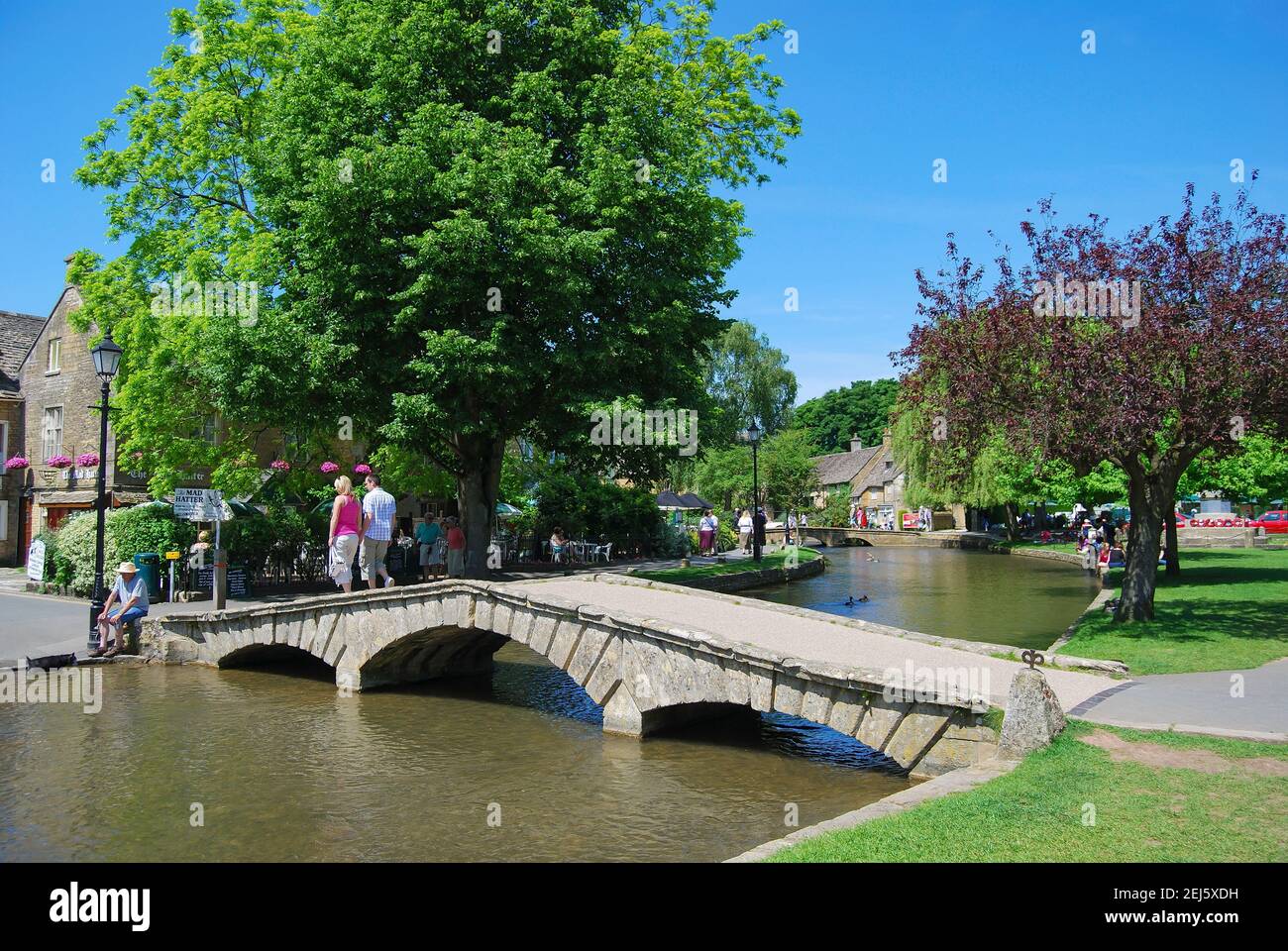 Stone bridges over River Windrush, Bourton-on-the-Water ...