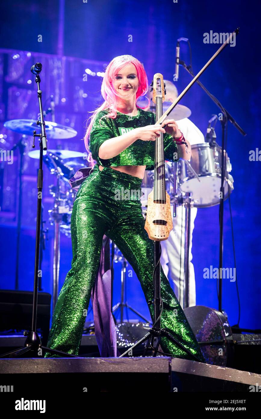 Grace chatto cello hi-res stock photography and images - Alamy