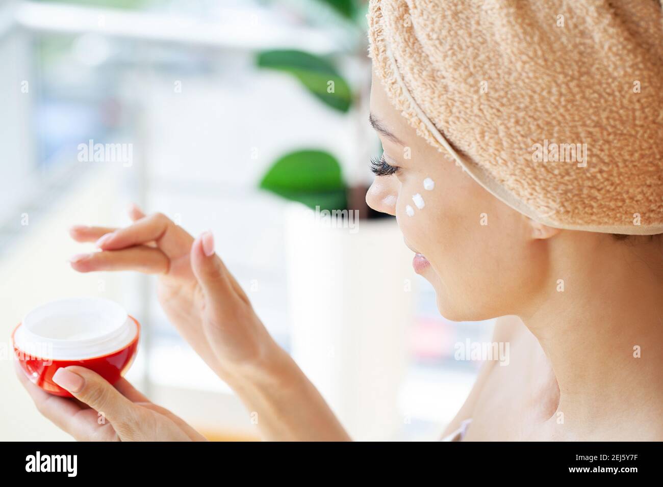 A beautiful woman asia using a skin care product, moisturizer Stock ...