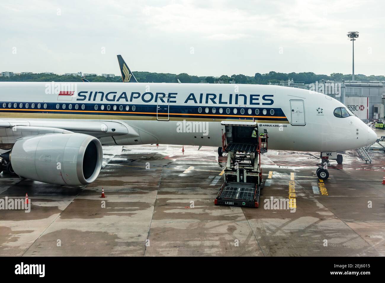 Unit load device (uld) hi-res stock photography and images - Alamy