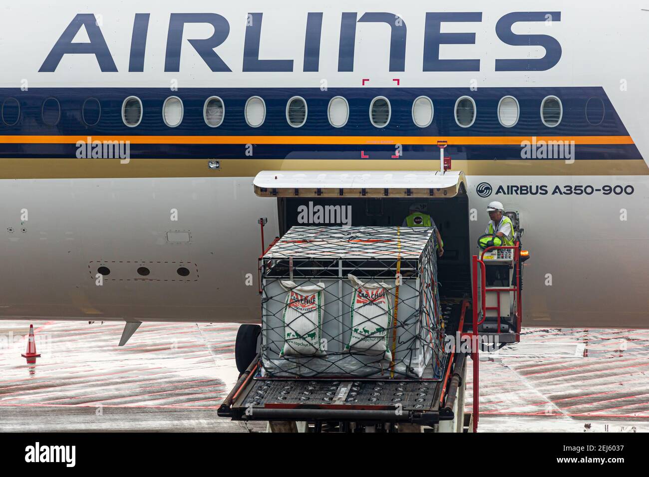 Uld pallet hi-res stock photography and images - Alamy