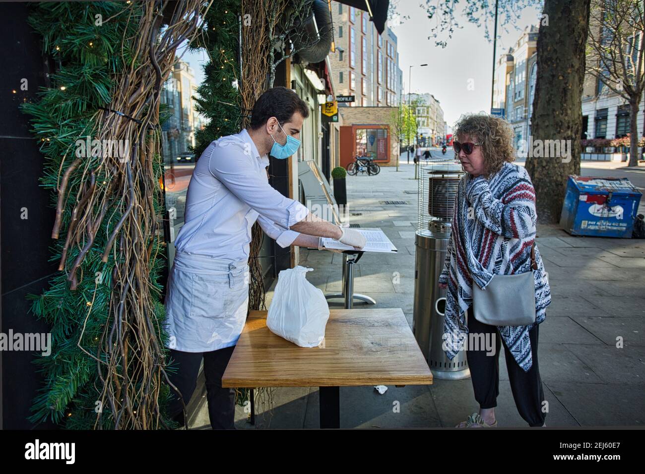 Hands food restaurant hi-res stock photography and images - Alamy