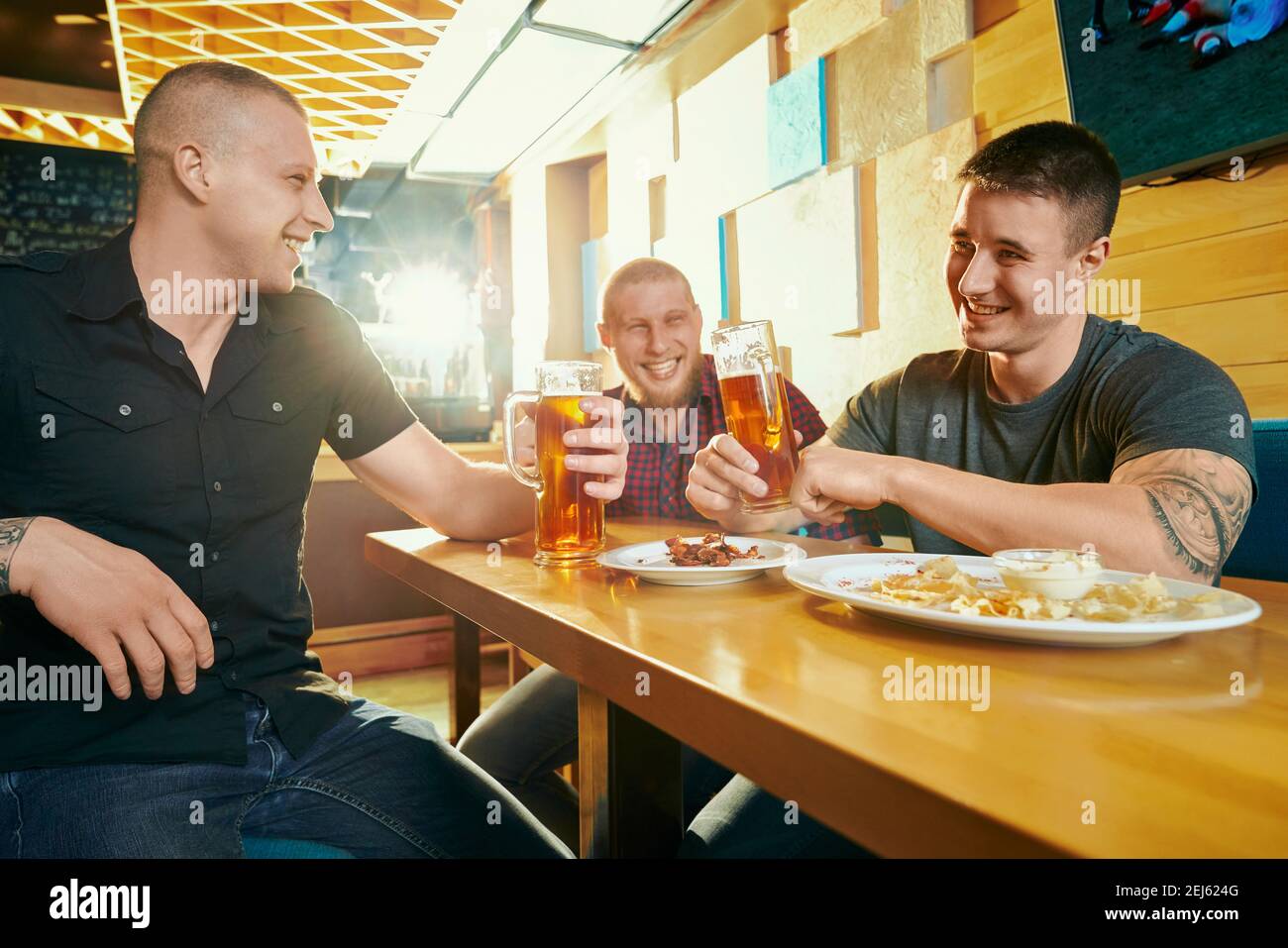 Men meeting pub hi-res stock photography and images - Alamy