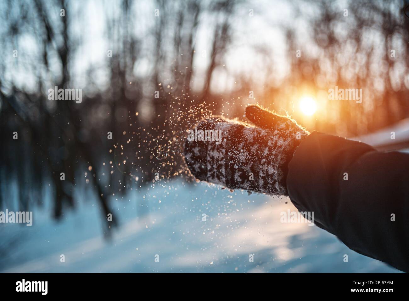People clapping outside hi-res stock photography and images - Alamy