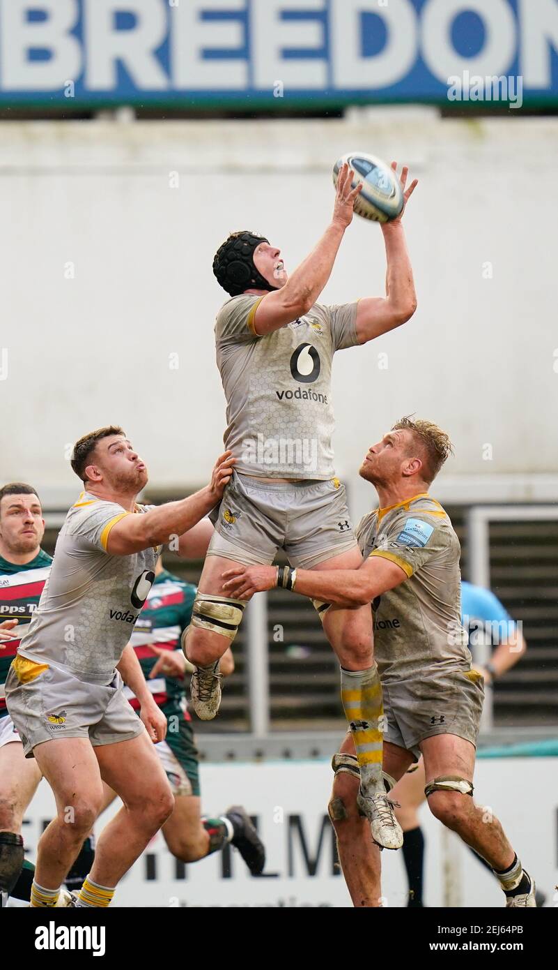 Restart kick hi-res stock photography and images - Alamy