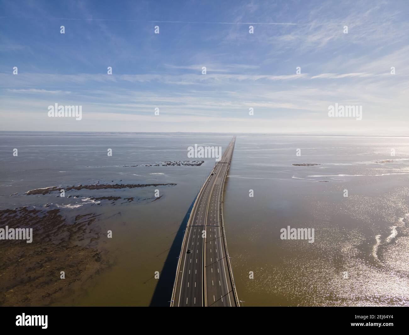 Worlds longest bridge over water highway road hi-res stock photography ...