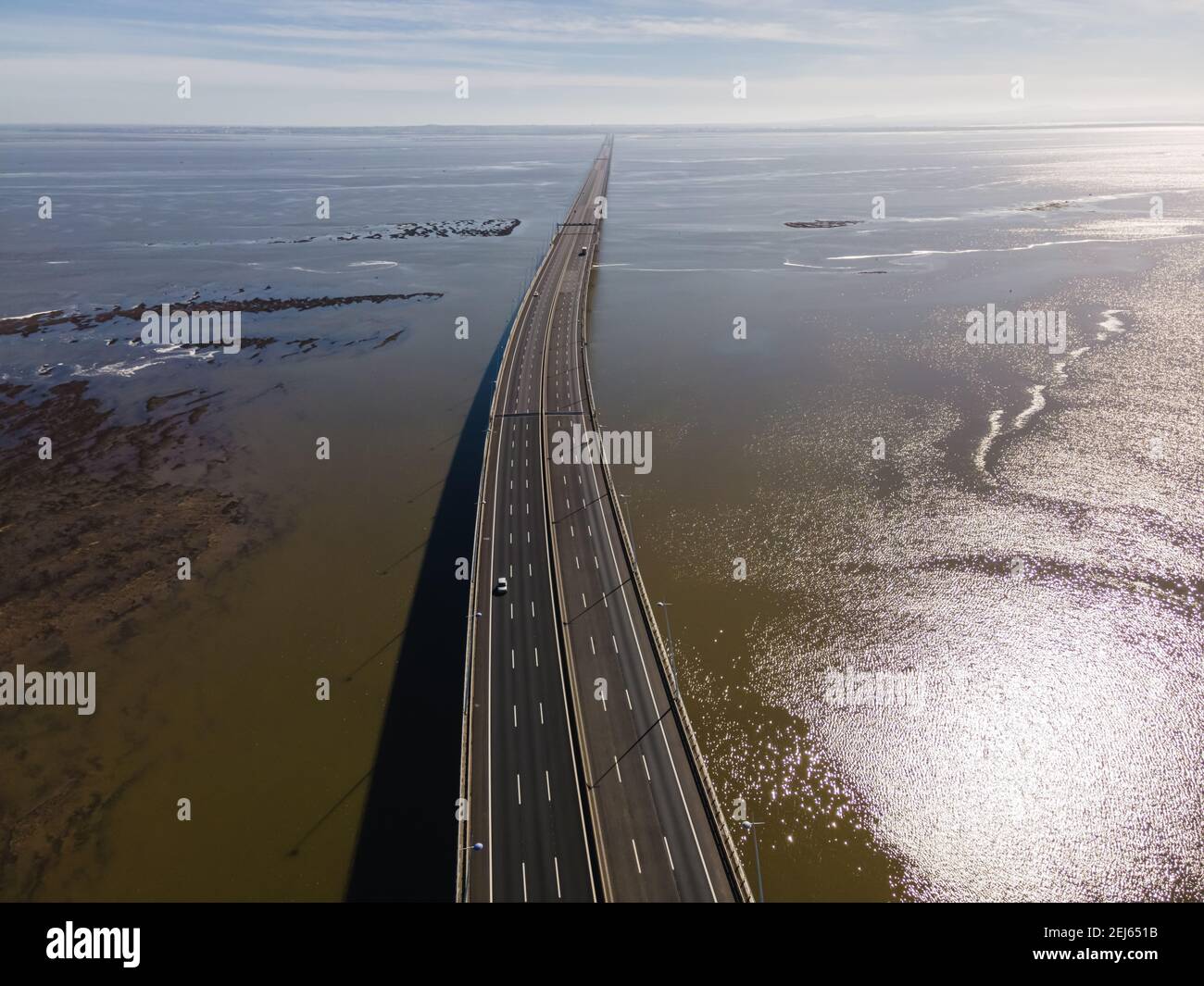 Worlds longest bridge over water highway road hi-res stock photography ...