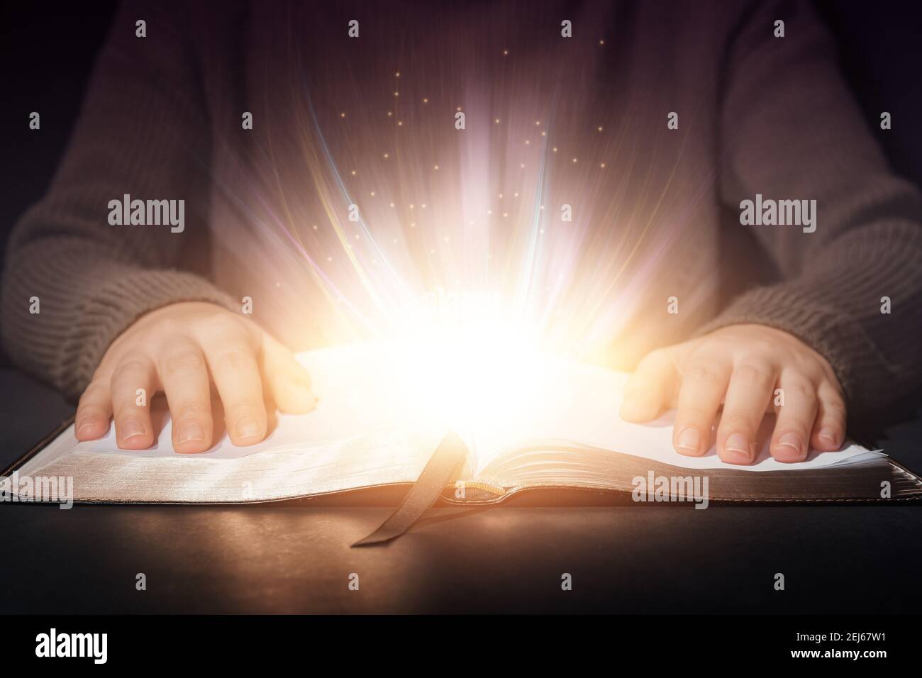 Reading magic hi-res stock photography and images - Alamy