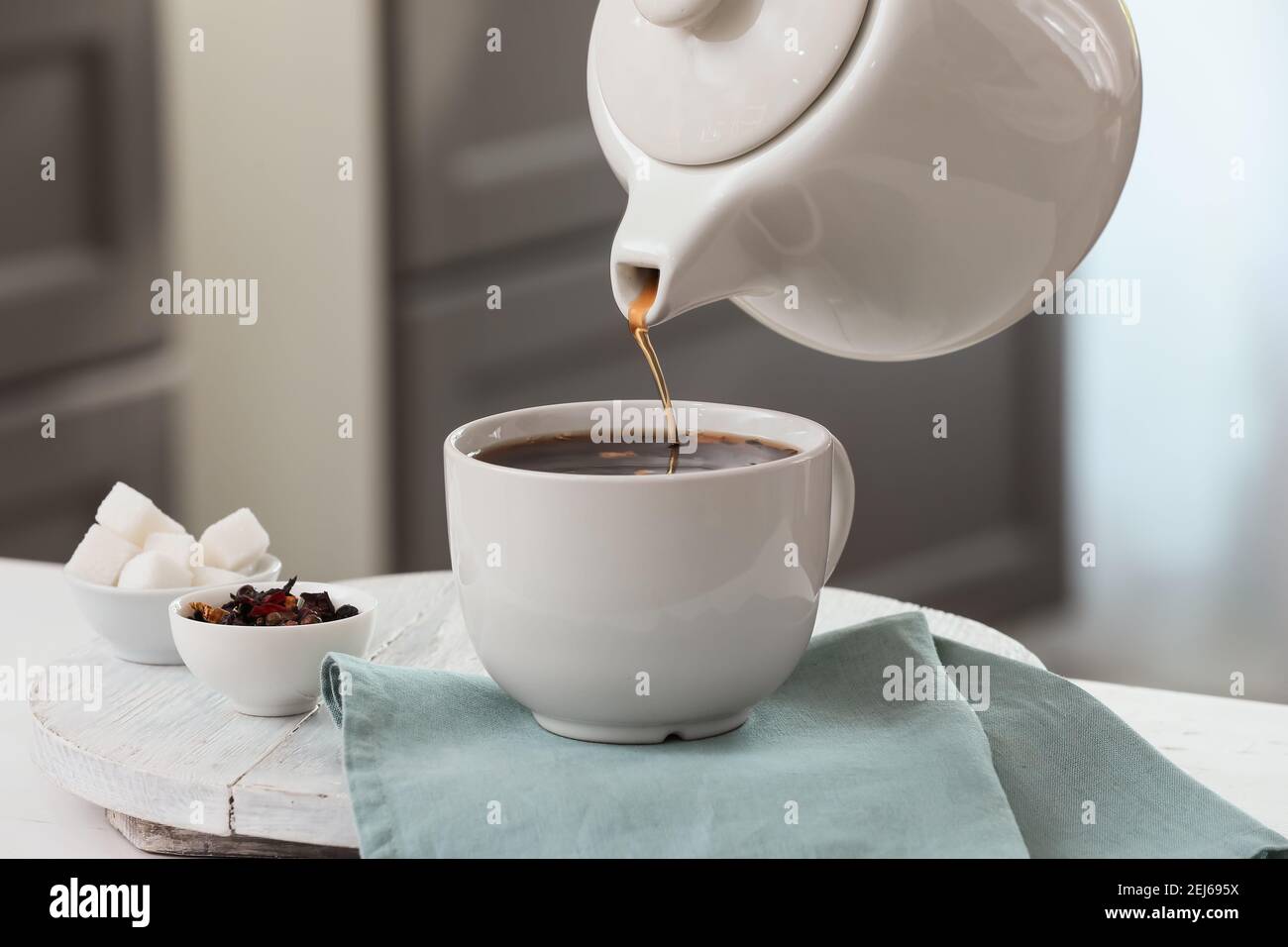 England traditional tea pouring hi-res stock photography and images - Alamy