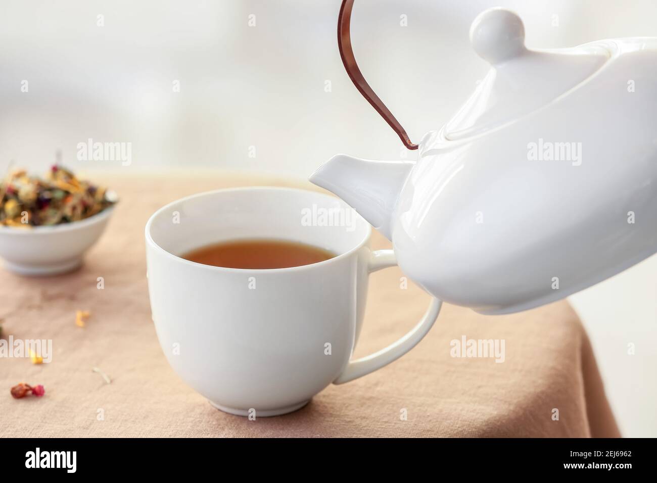 England traditional tea pouring hi-res stock photography and images - Alamy
