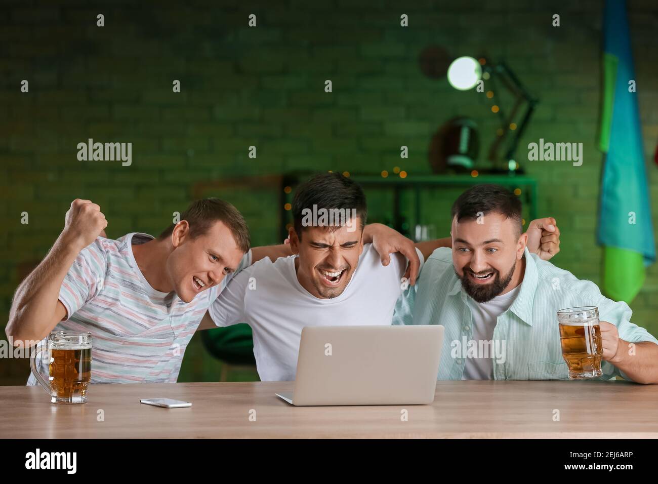 Emotional men in pub happy hi-res stock photography and images - Alamy