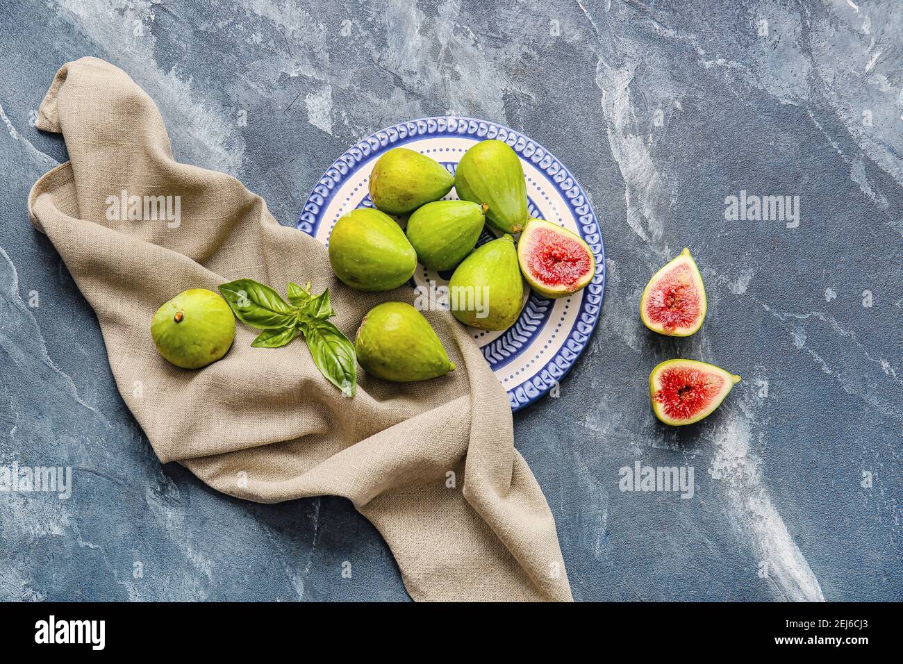Plate with fresh green figs on color background Stock Photo - Alamy