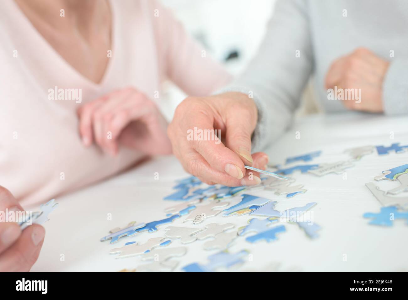 Mother daughter doing jigsaw puzzle hi-res stock photography and images ...