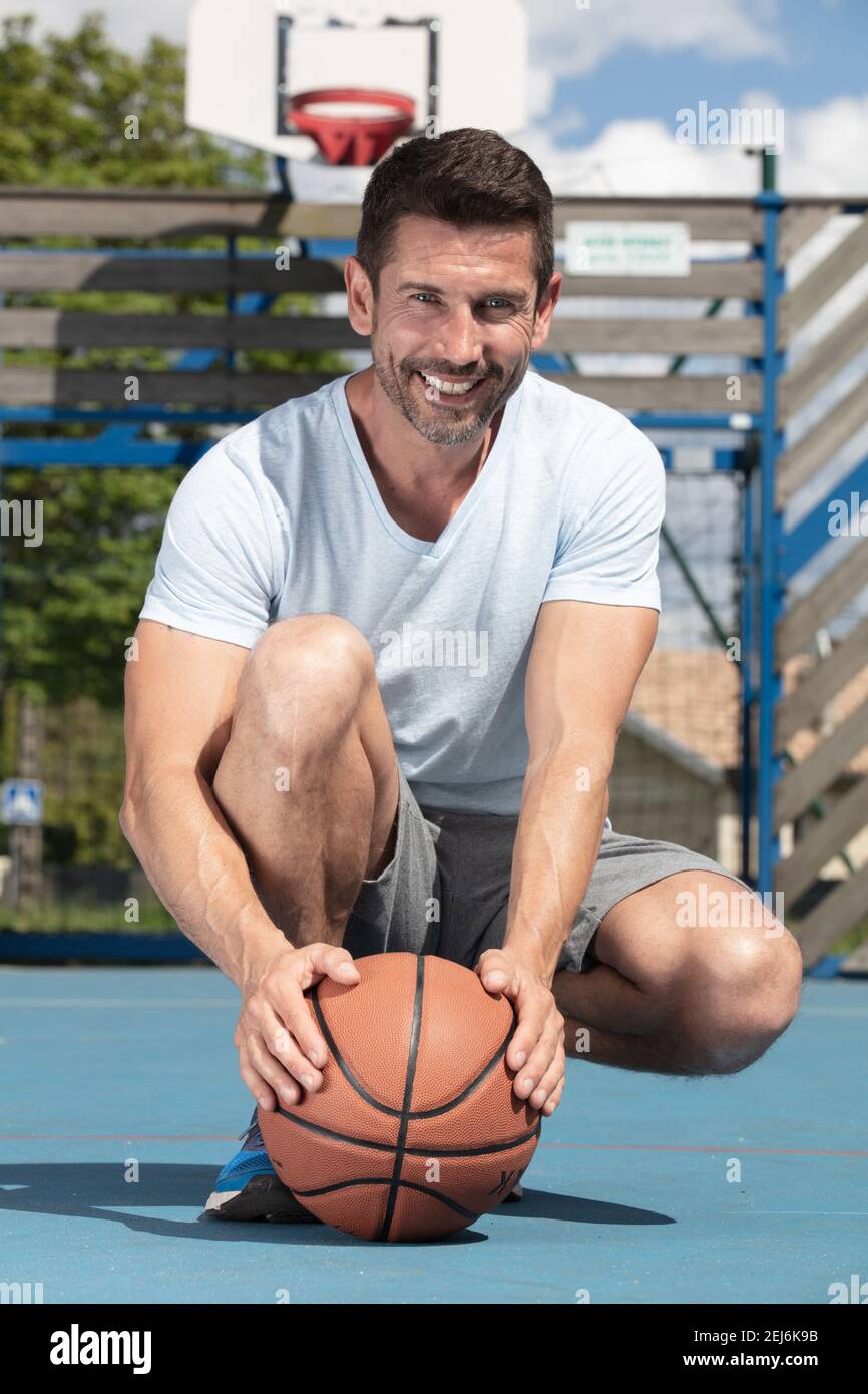 man basketball player posing outdoors Stock Photo - Alamy