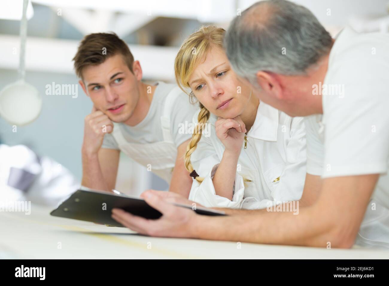 Young students learning paint hi-res stock photography and images - Alamy