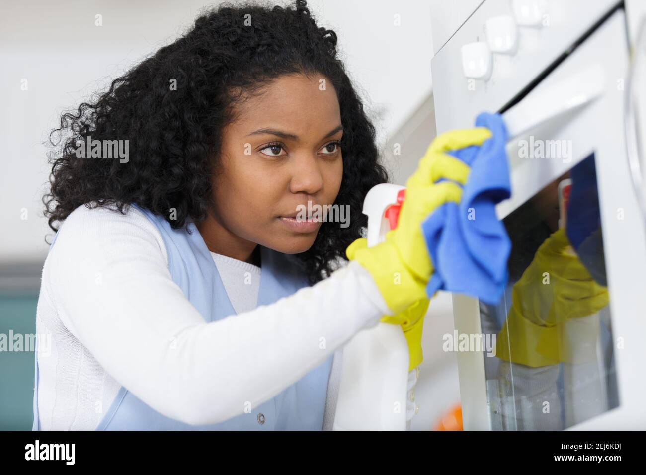 woman cleaning oven with rag in kitchen Stock Photo - Alamy