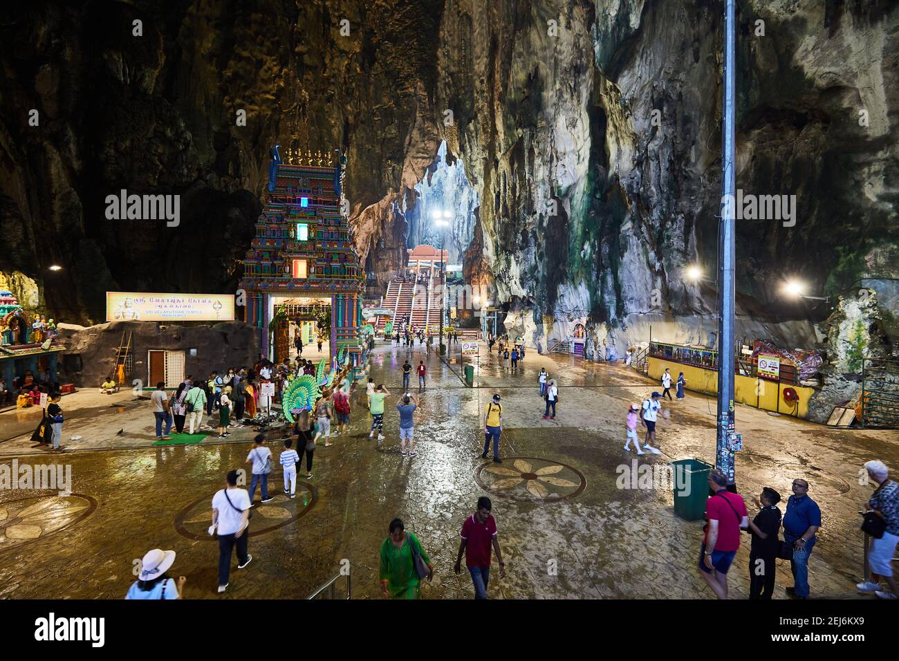 Hindu temples inside main hi-res stock photography and images - Alamy