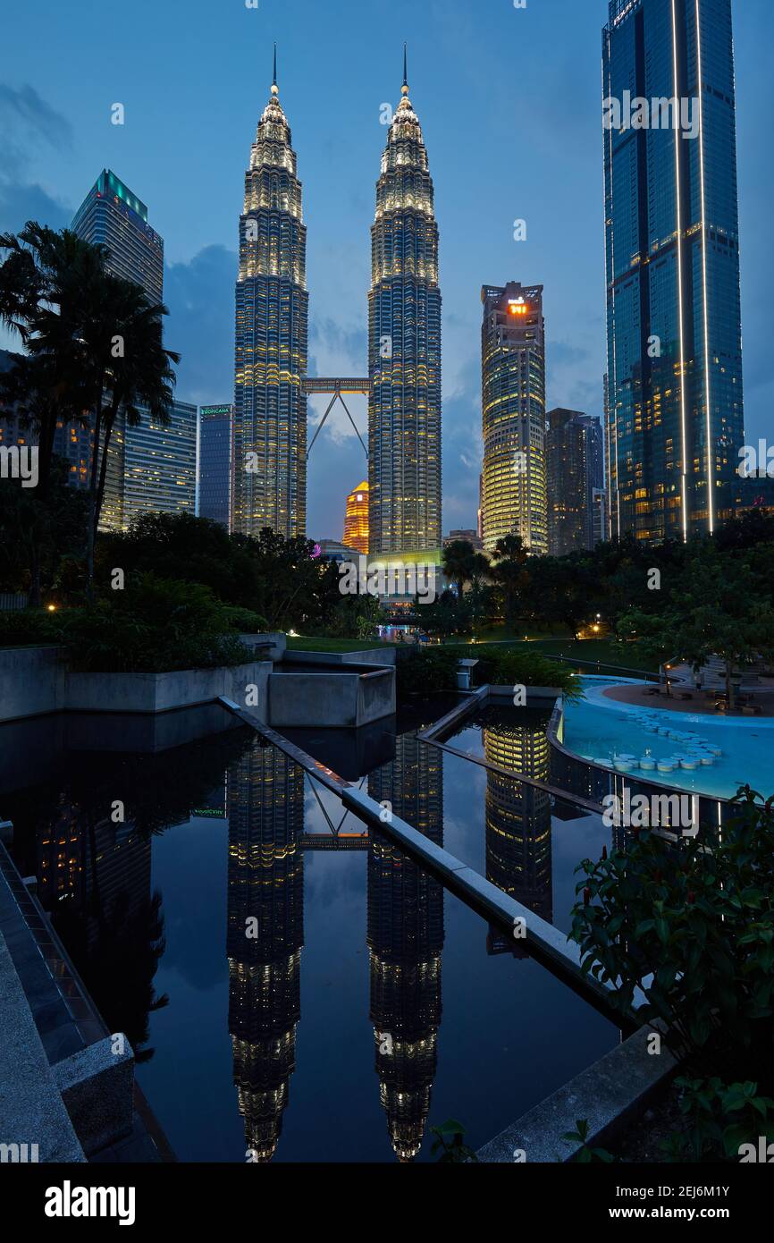 Night view of the Kuala Lumpur skyline featuring the Petronas twin ...