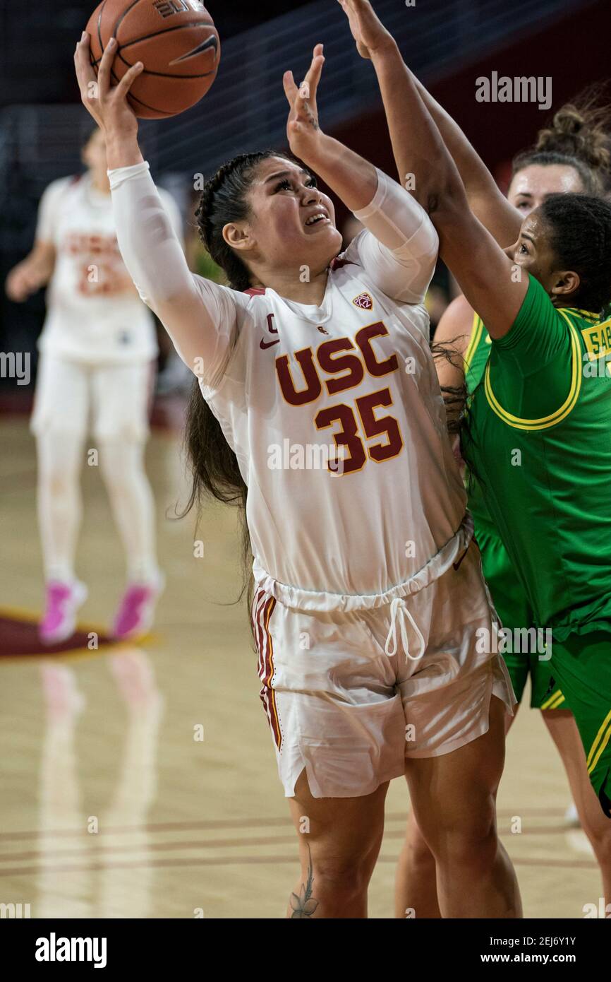 Southern California Trojans forward Alissa Pili (35) shoots over Oregon ...