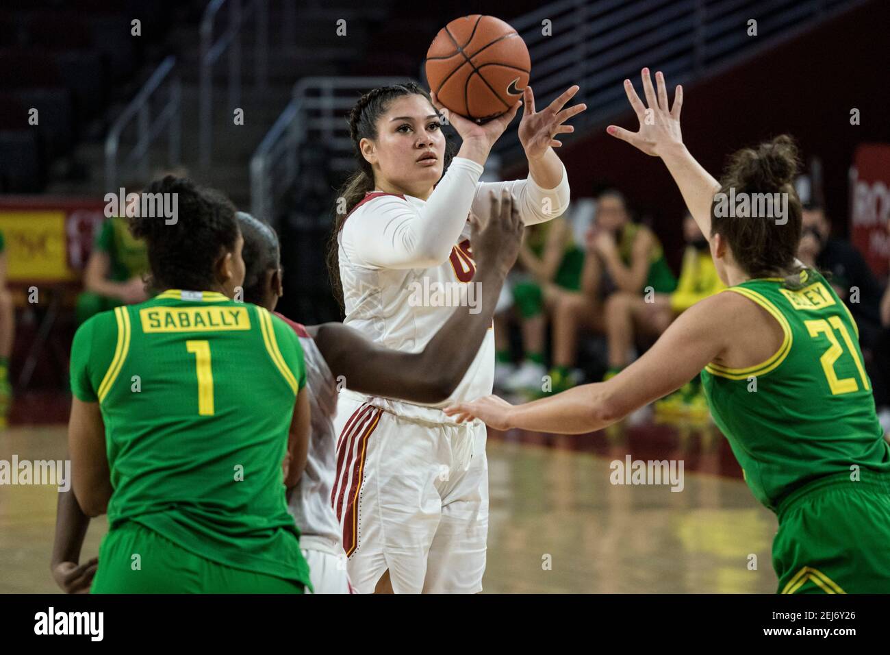 Southern California Trojans forward Alissa Pili (35) shoots during an ...