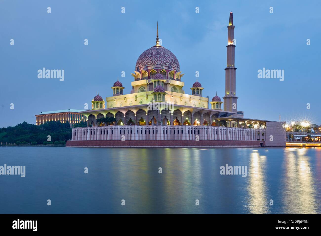The Masjid Putra or Putra mosque at Putrajaya, Malaysia Stock Photo - Alamy