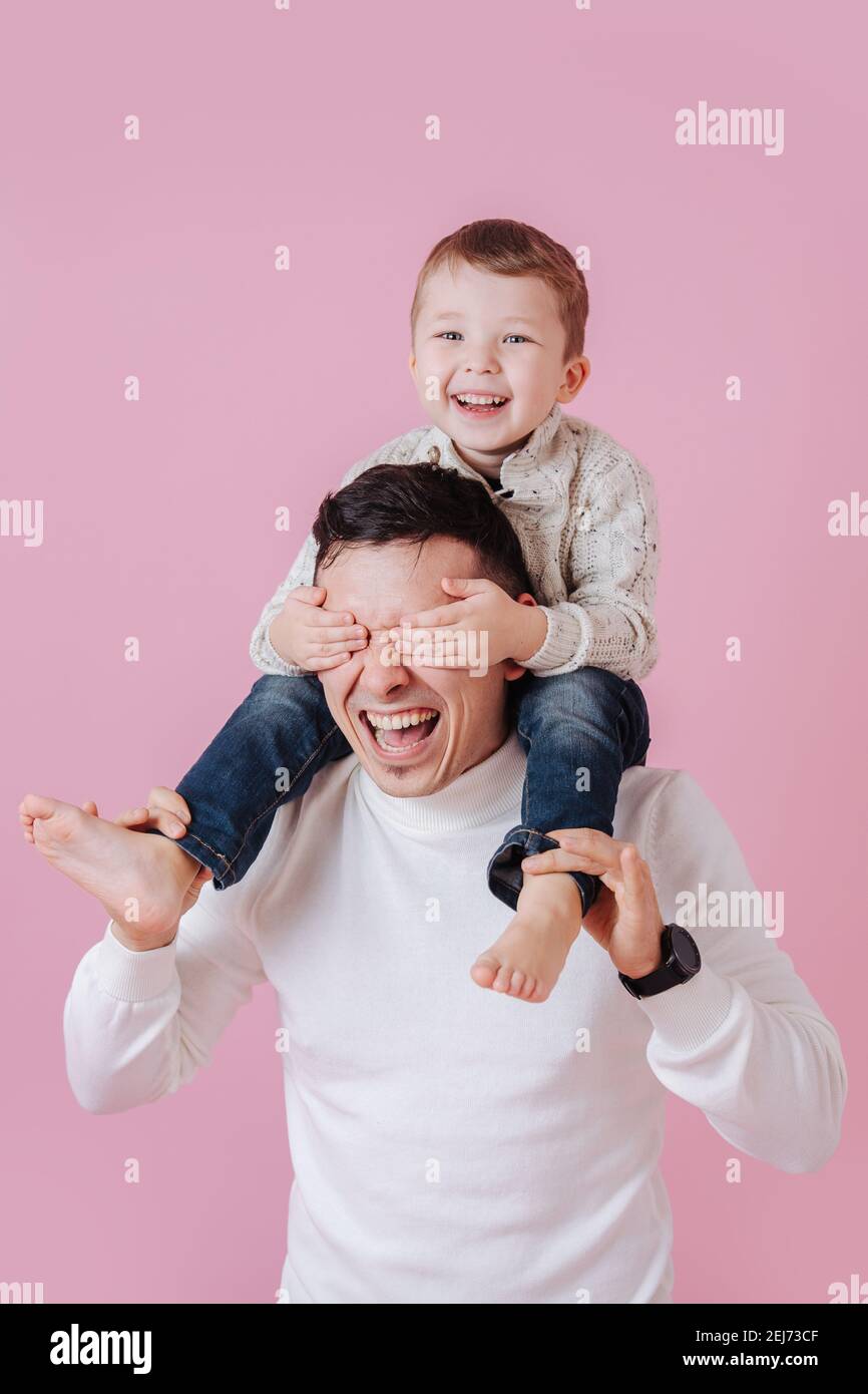 Boy on dad's shoulders hi-res stock photography and images - Alamy