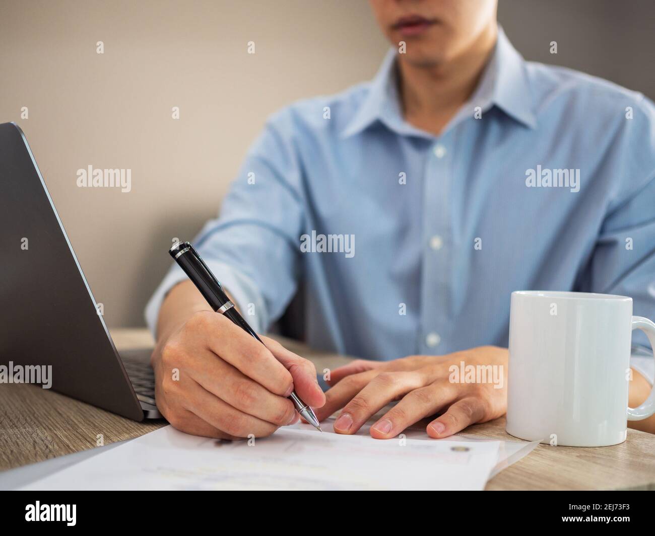 Signing signature hi-res stock photography and images - Alamy