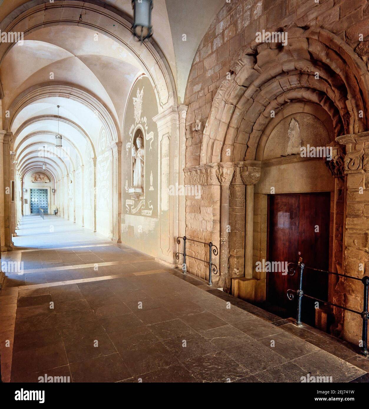 Puerta romanica hi-res stock photography and images - Alamy