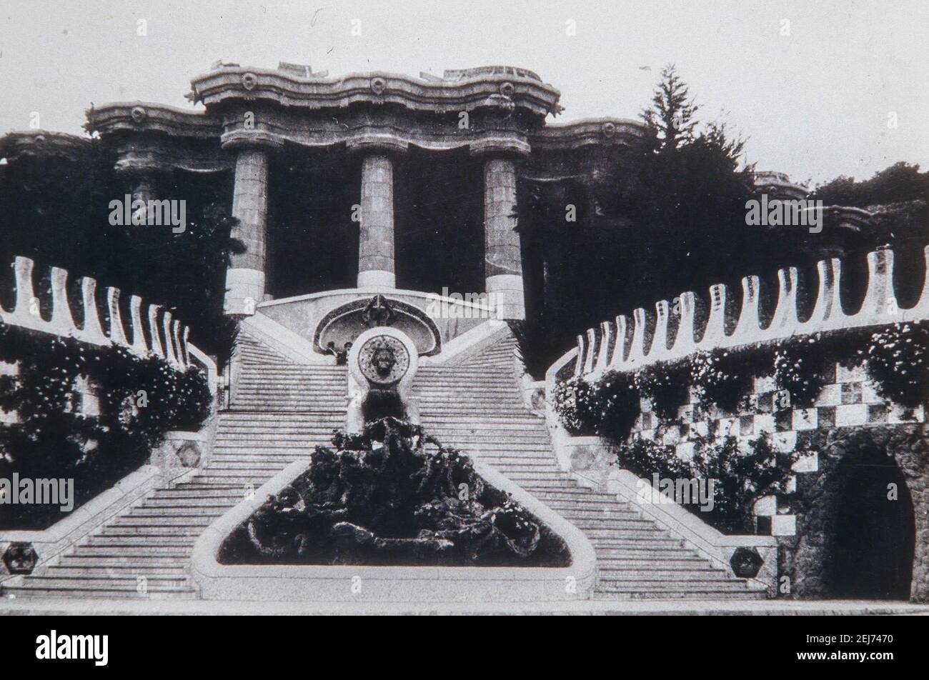 Escalera del Parc Güell de Barcelona, año 1908. Author: ANTONI GAUDI ...
