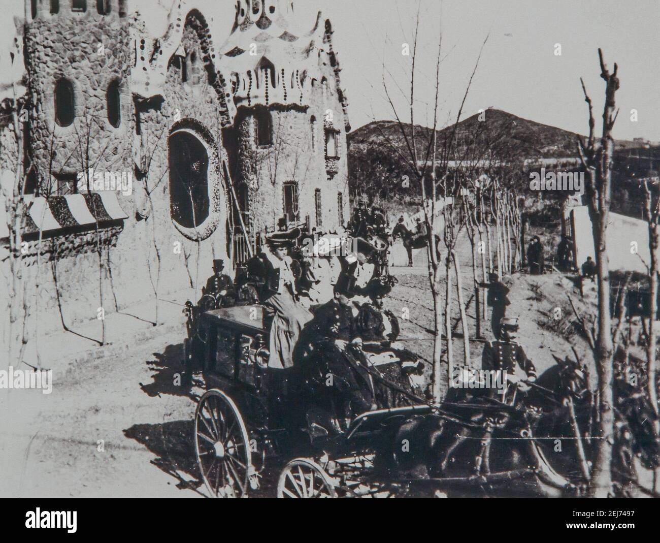 Entrada del Parc Güell de Barcelona, año 1911 Stock Photo - Alamy