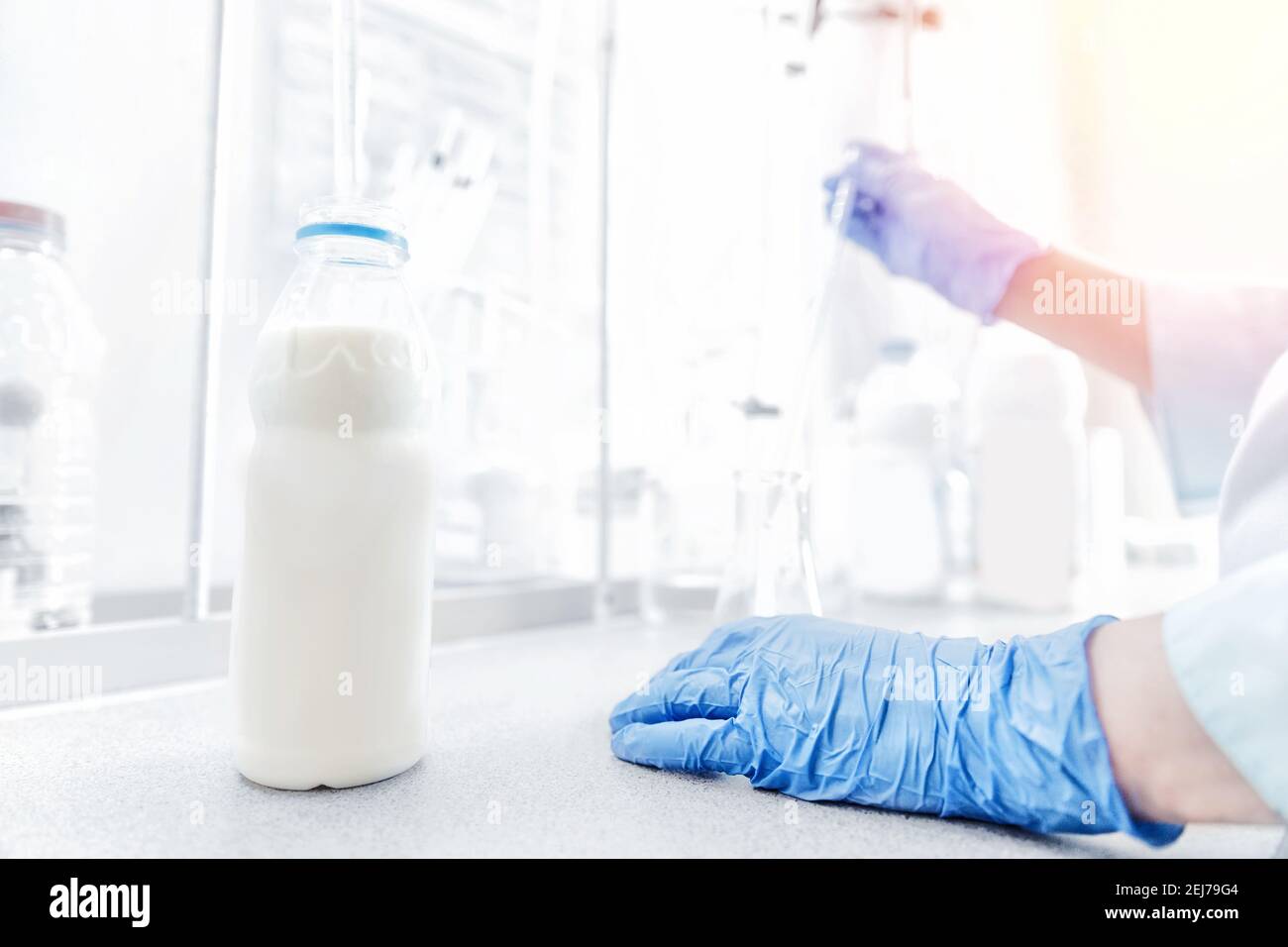 Laboratory chicken hi-res stock photography and images - Alamy