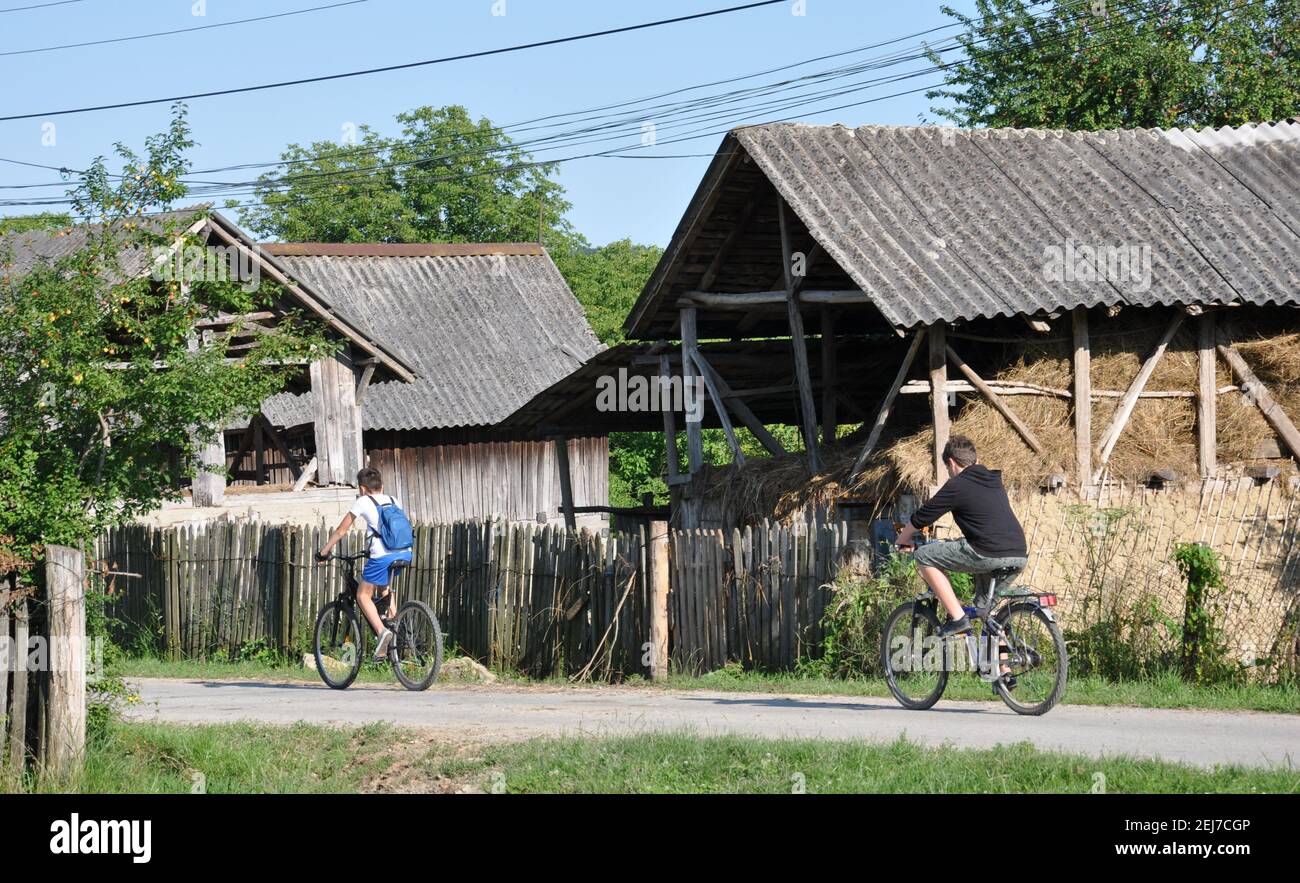 People bicycle rural hi-res stock photography and images - Alamy