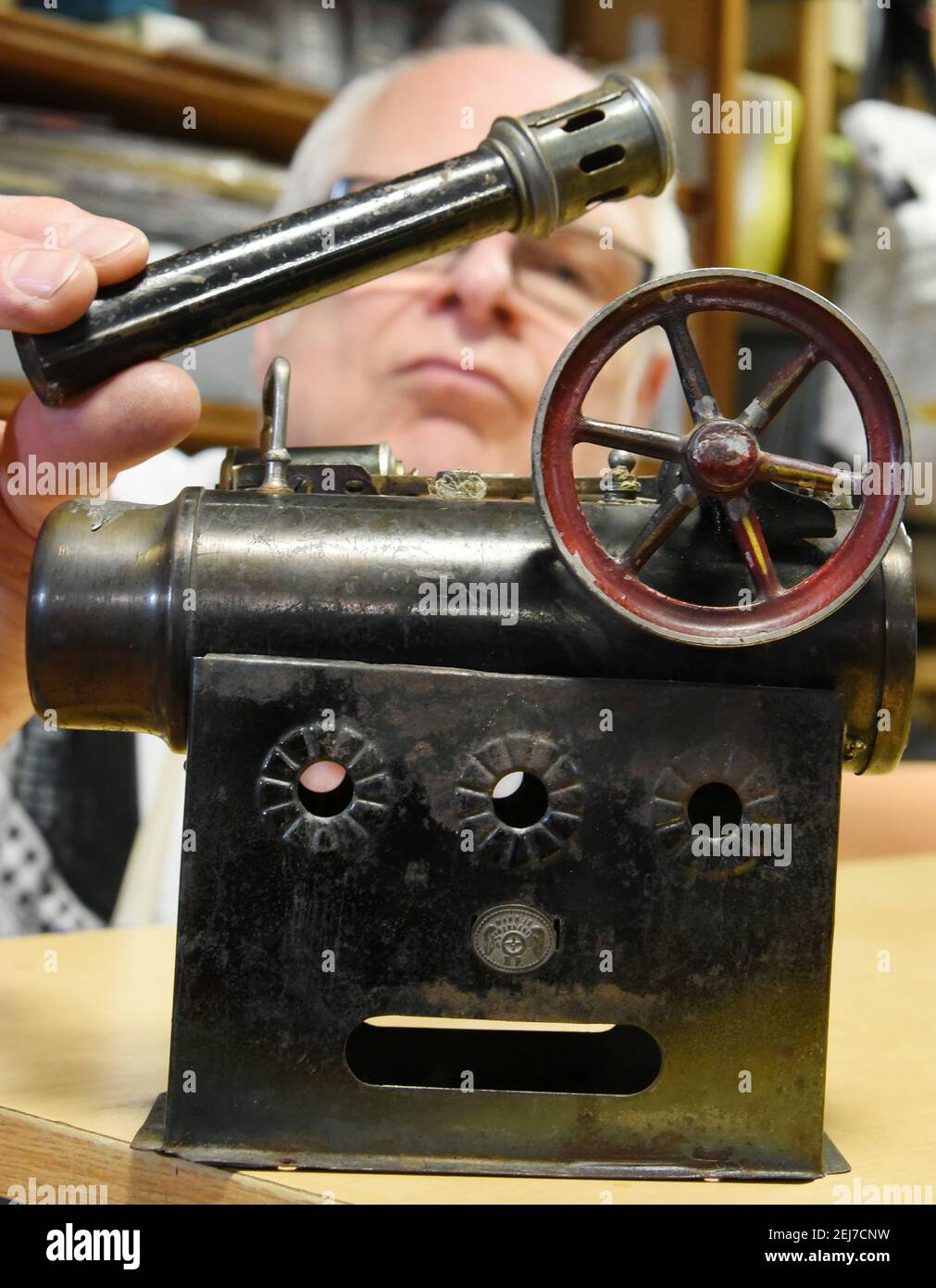 Small engine repair 2021 hi-res stock photography and images - Alamy