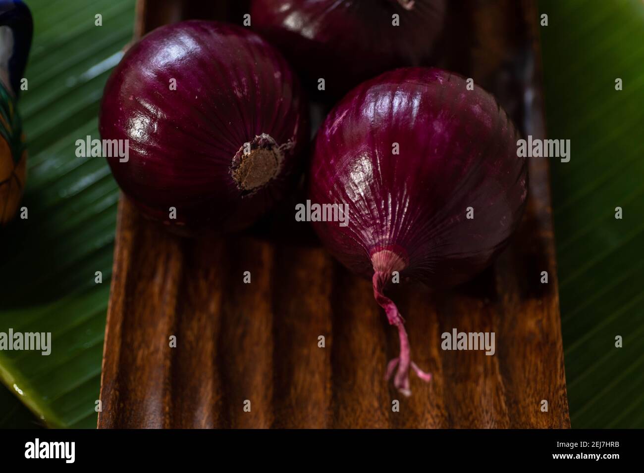 set of red and purple onions on cutting wood Stock Photo - Alamy